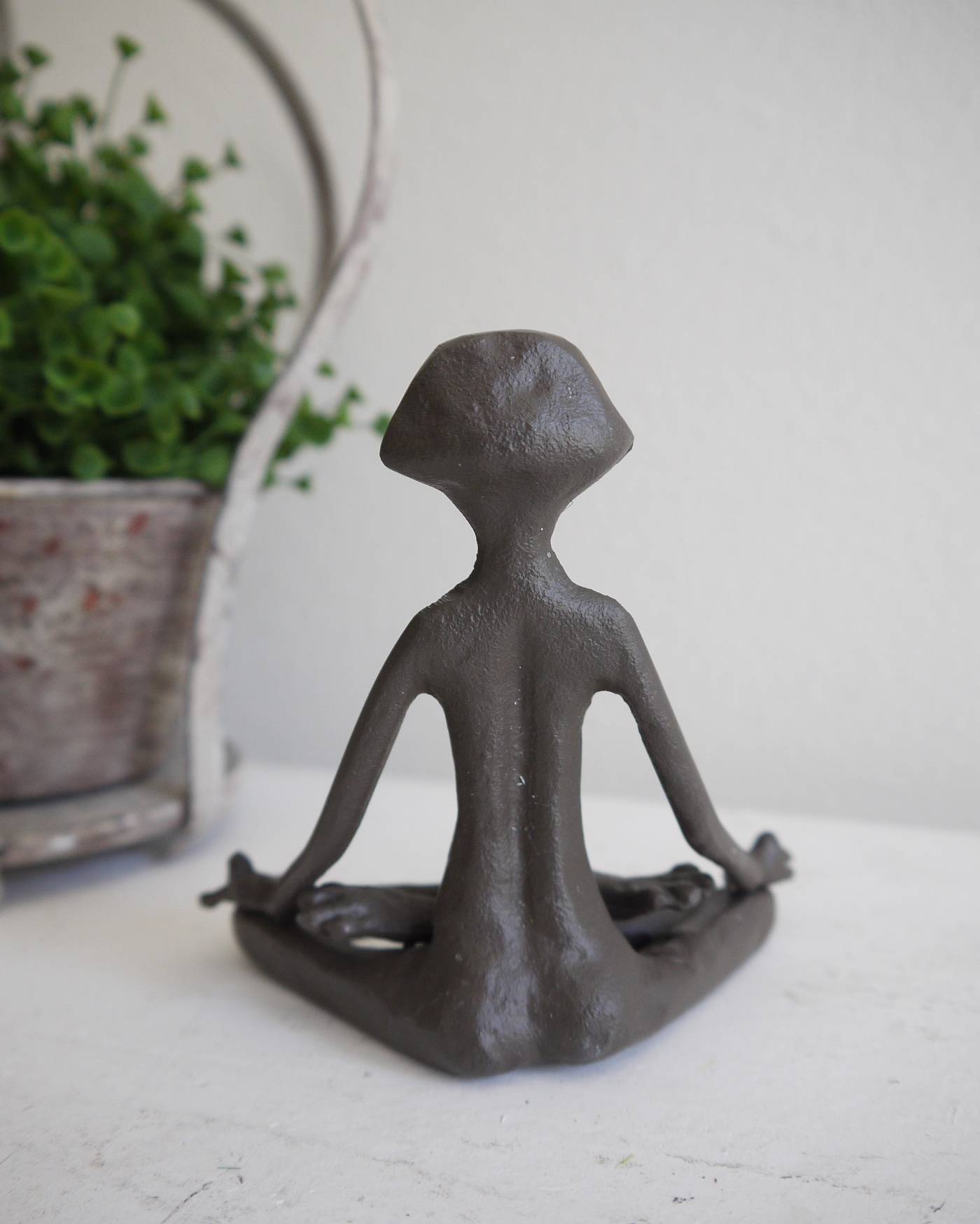 Yoga groda prydnadsfigur i järn - Inredningsdetaljer med BLICKFÅNG.se
