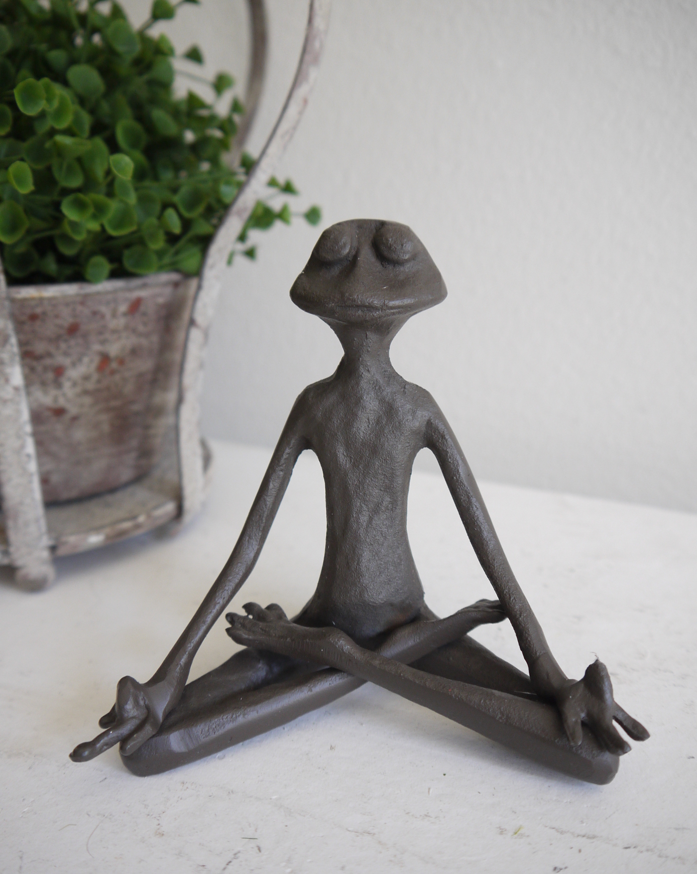 Yoga groda prydnadsfigur i järn - Inredningsdetaljer med BLICKFÅNG.se
