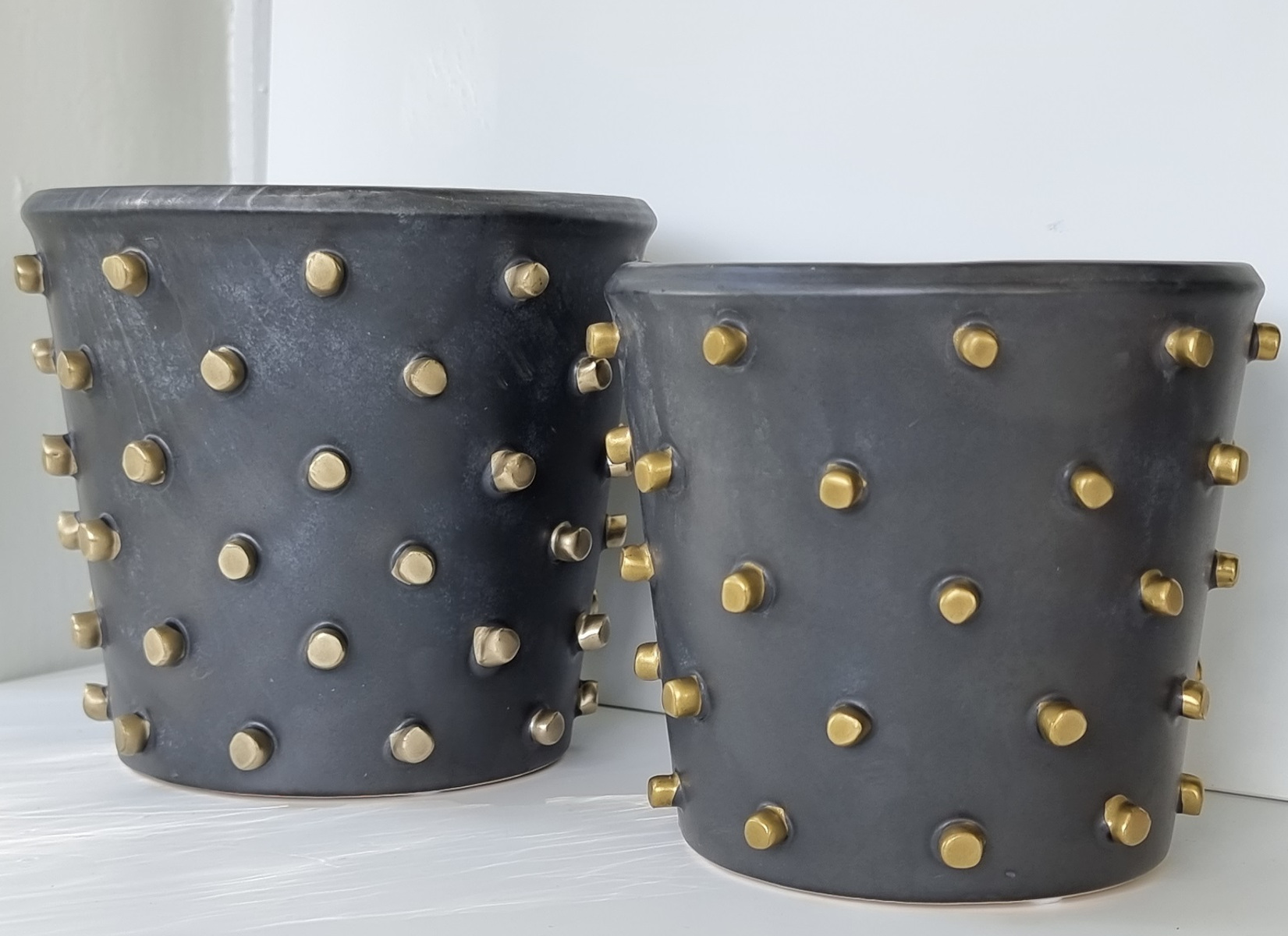 Grå kruka med taggar i guld - Krukor online - BLICKFÅNG.se