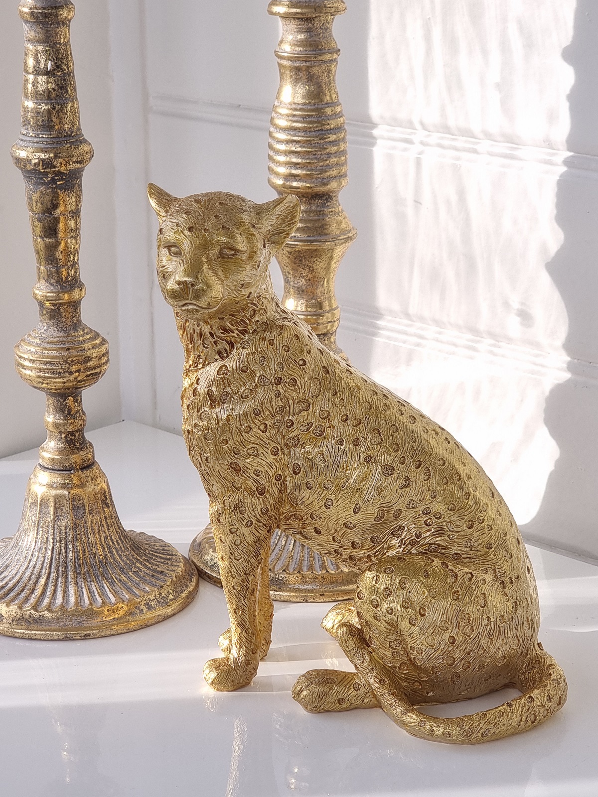 Stor sittande leopard i guld för dekoration - BLICKFÅNG.se