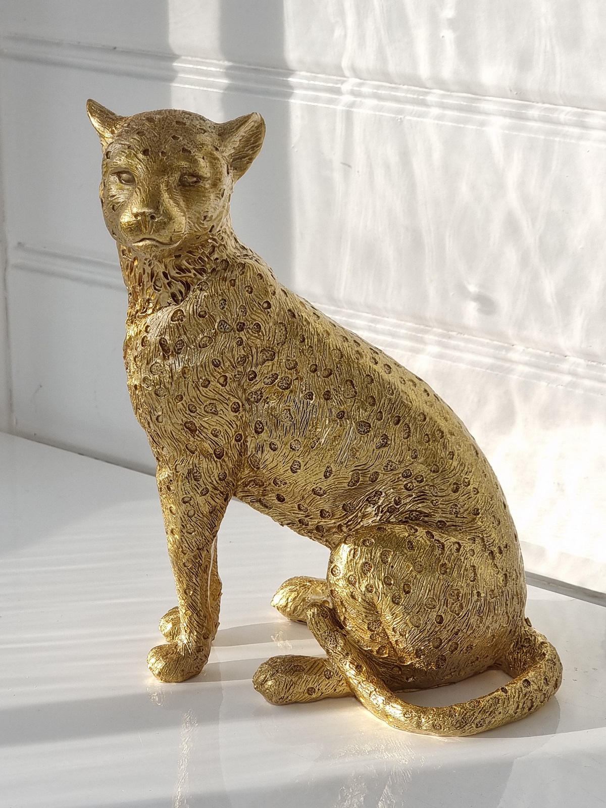 Stor sittande leopard i guld för dekoration - BLICKFÅNG.se