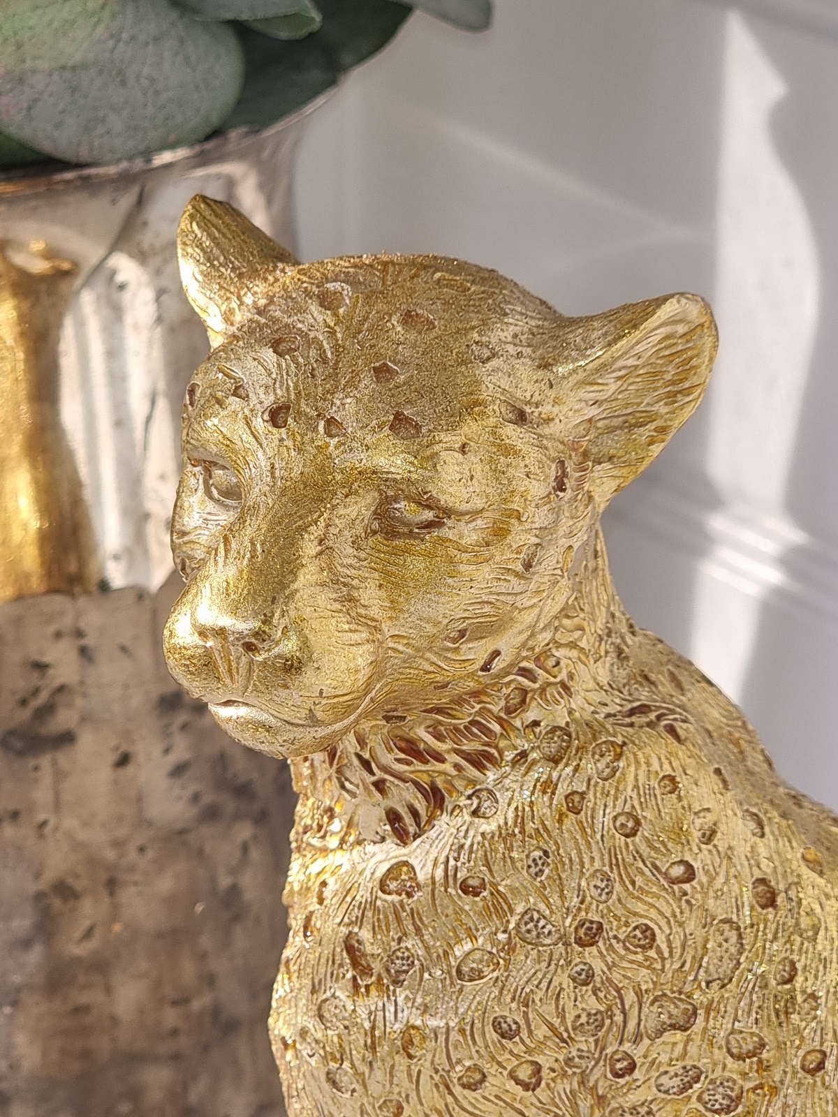 Stor sittande leopard i guld för dekoration - BLICKFÅNG.se